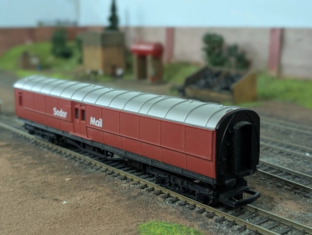 HORNBY R9682 COACH Sodor Mail coach in red - split from set Thomas the ...