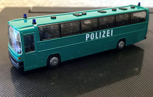 1:87 VITRINENMODEL - Mercedes-Benz O 303 RHD Reisebus Polizei EUR 14,00 ...