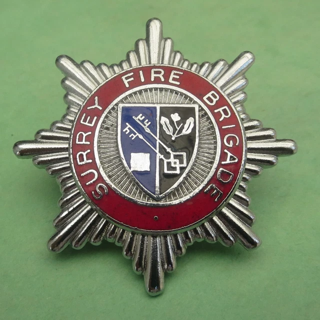 THE SURREY COUNTY Fire & Rescue Service/Brigade Hat/Cap Badge £9.50 ...