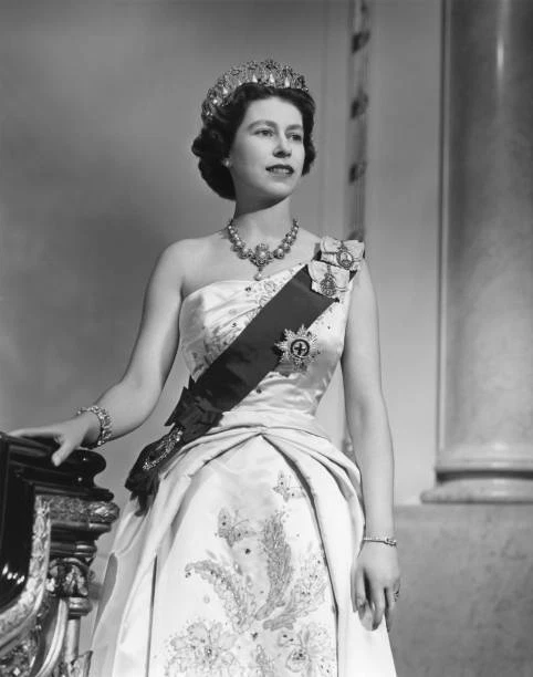 QUEEN ELIZABETH II Poses For A Portrait At Home 1958 Old Photo EUR 6,52 ...