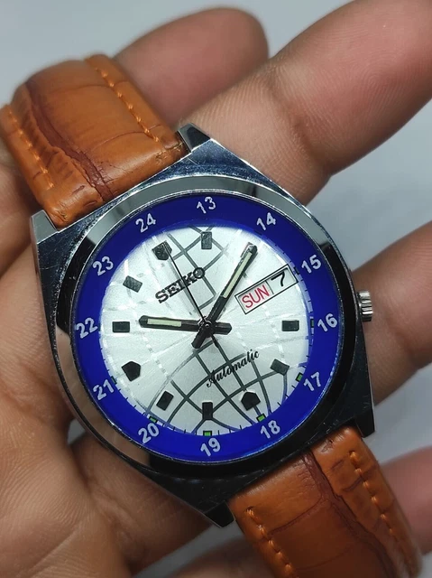 SEIKO VINTAGE AUTOMATIC 1980 Silver Color Dial Day-Date No.7009 17J ...