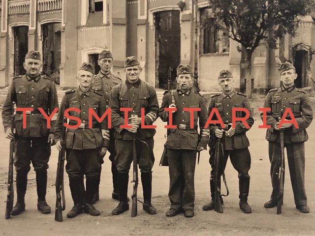 Original Ww2 Photo German Soldiers In Uniform With Captured Tank £5 75