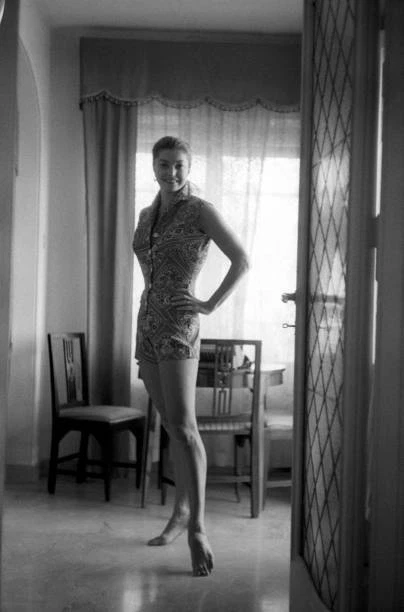 SITTING BED ROMAN flat actress swimmer Esther Williams combs hair - Old ...