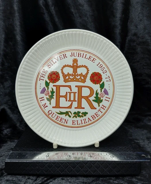 WEDGWOOD - 1977 Silver Jubilee of HM Queen Elizabeth II - 6" Plate ...