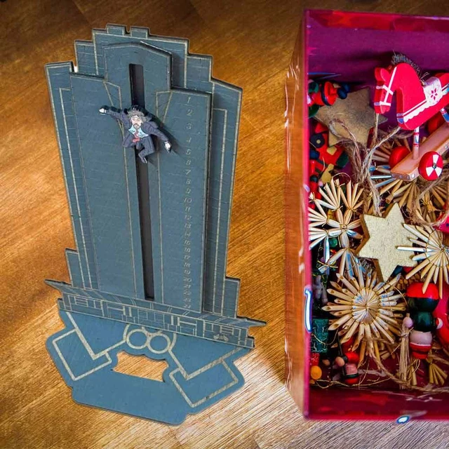 DIE HARD HANS Gruber Falling off Nakatomi Plaza Advent Calendar Wooden ...