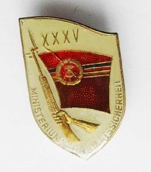 DDR, MFS (STASI) Abzeichen zum 35. Jahrestag des MfS, wie zwei Bilder ...