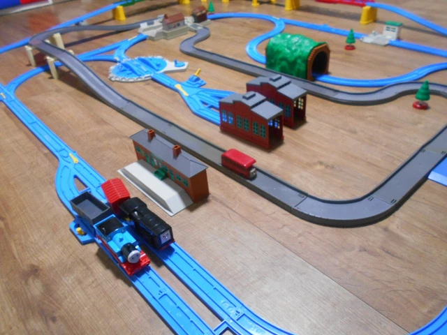 TOMY TRACKMASTER THOMAS the tank engine train set trains stations ...