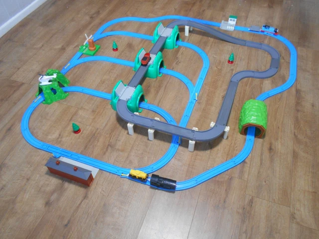 TOMY TRACKMASTER THOMAS the tank engine train set with battery trains ...