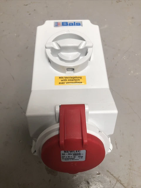 INTERLOCKED SOCKET 32 Amp 3P+N+E Three Phase 415V 5 Pin IP44 Wall ...