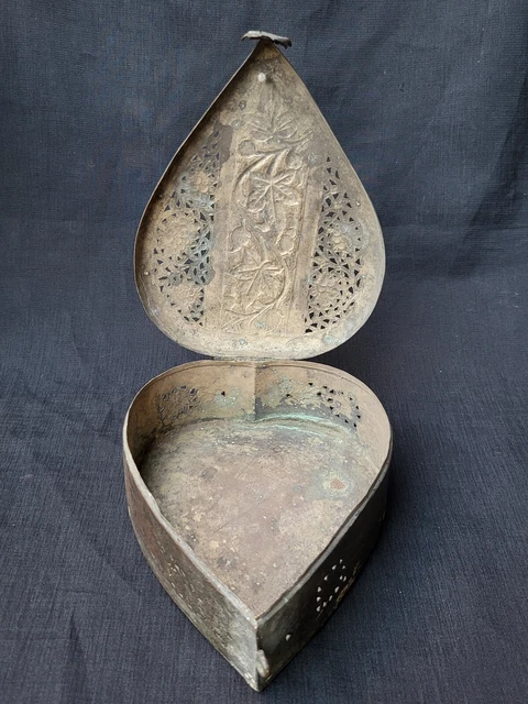 ANTIQUE TRADITIONAL INDIAN Bronze Heart Shape Carved Jali Box Jewellry ...