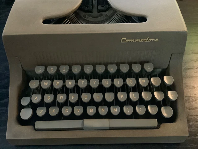 VINTAGE MANUAL TYPEWRITER portable COMMODORE Made in CANADA Beige $9.99 ...