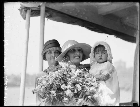 ACTRESS EVA NOVAK holding flowers a woman & a child NSW 1927 Old Photo ...