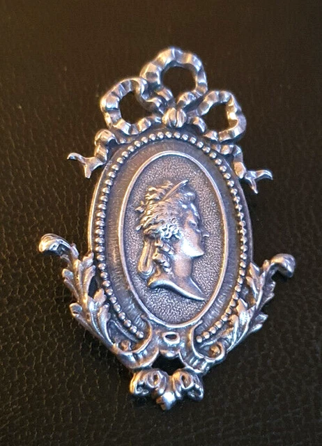BROCHE ROYALISTE (FIXATION type pin's) "Reine Marie-Antoinette" EUR 10 ...