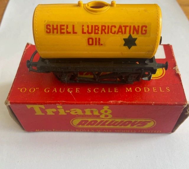 TRI-ANG RAILWAYS R17/18 wagon and two Shell Fuel Wagons R211 £12.00 ...