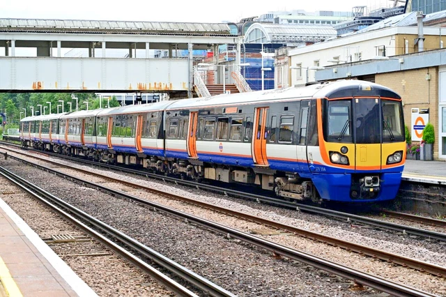 CLASS 378 NO 378204 in new livery at kensington olympia 1 £1.00 ...