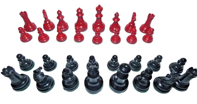 VINTAGE RED & Black Metal Chess Set Original Box Good Condition £7.50 ...