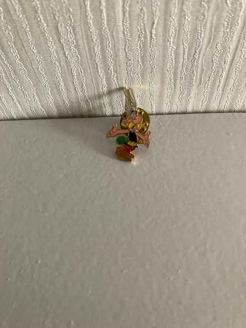 PETIT PIN'S.PINS.ASTERIX.ALBERT RENE.BANDE dessinée.BD..ALBERT RENE ...