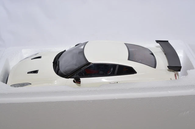 NISSAN GT-R R35 Nismo Coupe Pearl White 1:18 Gt-Spirit Gt094 Very Rare ...