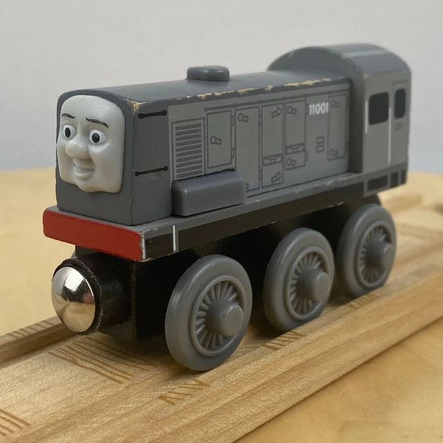 THOMAS THE TANK Engine Learning Curve (2003) Wooden Engine - Dennis £9. ...