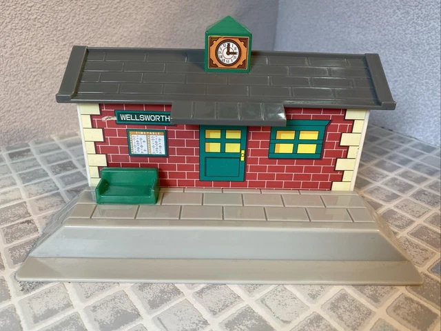 THOMAS THE TANK Engine Trackmaster Wellsworth Station TOMY 2004 Used £7 ...
