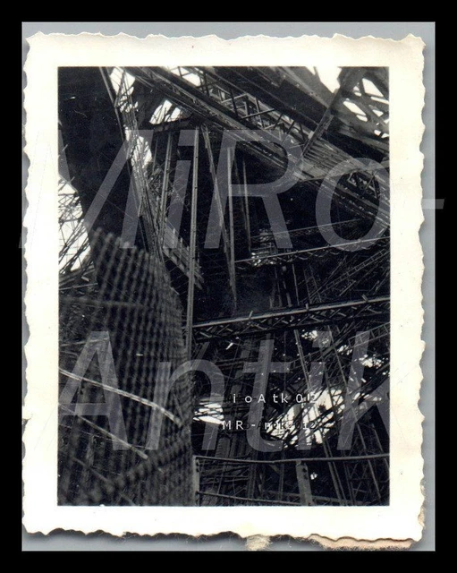 FOTO, WK2, NACHL. Oblt.Rissmöller, Paris 1943, direkt am Eiffelturm ...