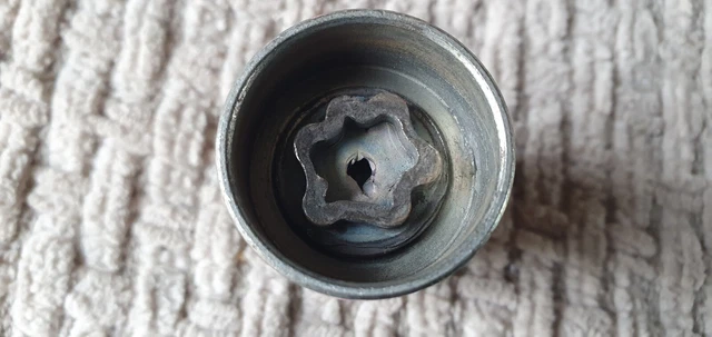 GENUINE RENAULT MEGANE Clio Scenic Laguna Kangoo Alloy Wheel Locking ...