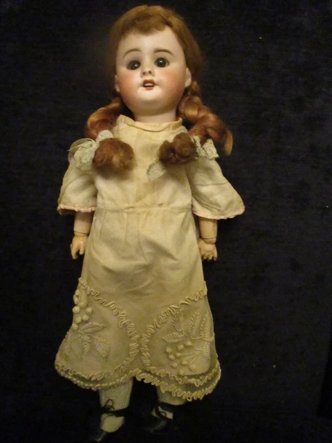 ANCIENNE POUPÉE SFBJ yeux dormeurs avec un vêtement dentelle ...