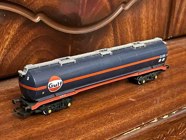 HORNBY OO GAUGE Model Railway 100t Bogie Fuel Oil Tank Wagon Gulf £19. ...