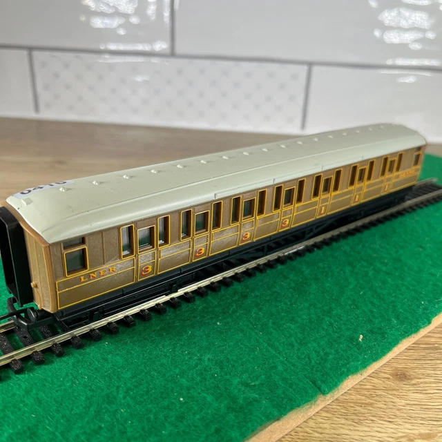 HORNBY LNER TEAK Composite Coach 22356 - 00 Gauge - Model Railway - R ...