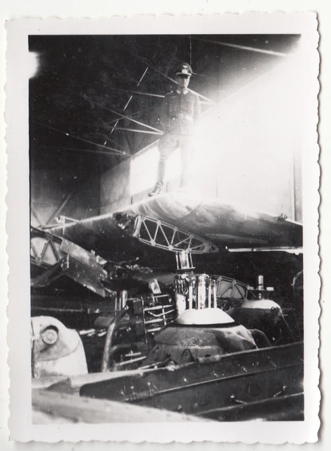 FOTO WEHRMACHT OFFIZIER auf französischen Flugzeugtrümmern Hangar ...