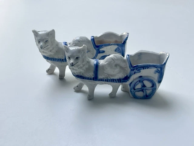 ANCIEN PAIRE STATUETTES figurine bouquetière biscuit chien traîneau ...
