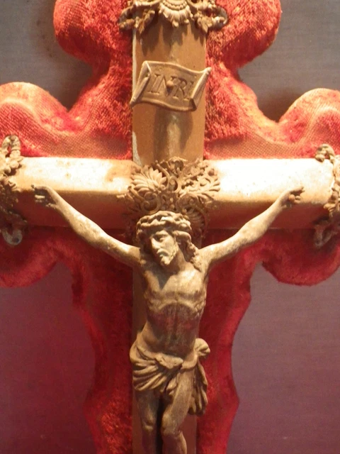 ANCIEN CRUCIFIX ET bénitier en laiton sur velours rouge EUR 75,00 ...