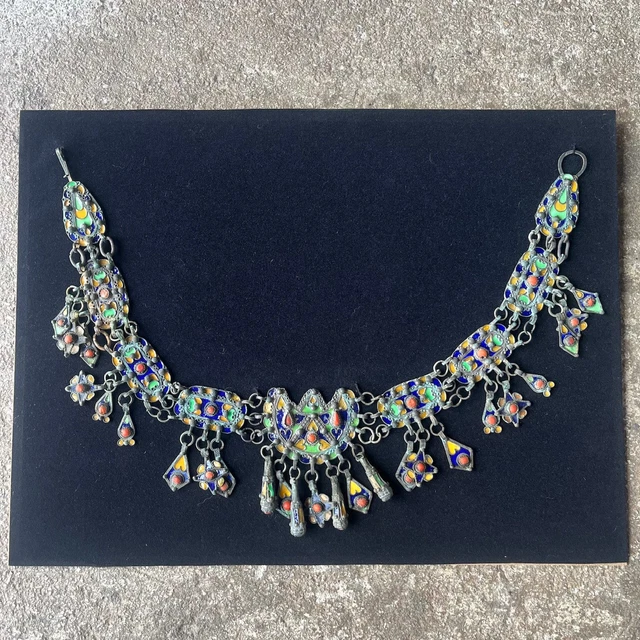 COLLIER BERBÈRE KABYLE Amazigh encadré. Argent, émaux et corail - Fin ...