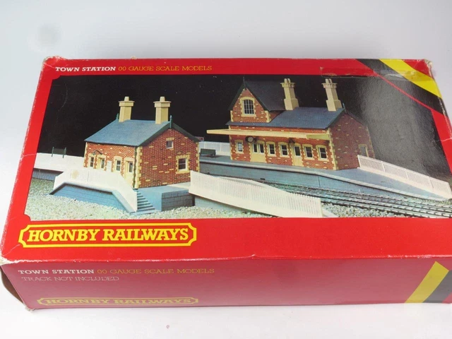 HORNBY OO/HO MODEL RAILWAY KIT Town Station Plus Accessories R.593 £33. ...