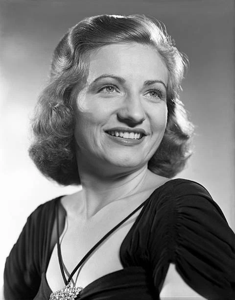 BARBARA WEEKS STARRED in the Radio soap opera Her Honor Nancy Ja 1940s Photo 1 EUR 6,17 ...