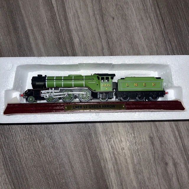ATLAS EDITION DIECAST Locomotive LNER V2 GREEN ARROW on Plinth New Old ...