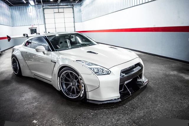 Blue Vs Green Modified Nissan Gtr R35 Full Body Kit Malaysia