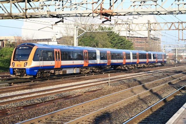 CLASS 710 NO 710260 in lo at harrow and wealdstone £1.97 - PicClick UK