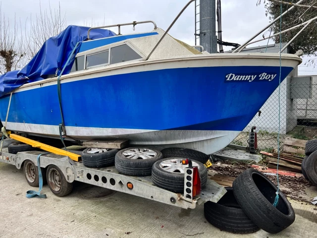 FAIRLINE WEEKENDER, 19 vixen boat 3.0 mercruiser inboard engine running ...