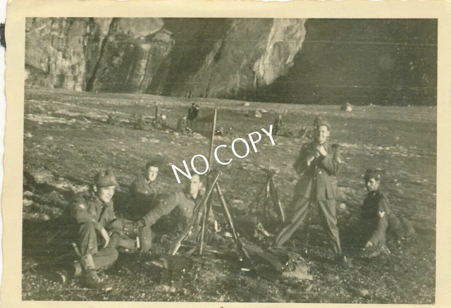 FOTO WK II Gebirgs-Pionier-Battailon 82 Pause Soldaten Norway Gewehre ...