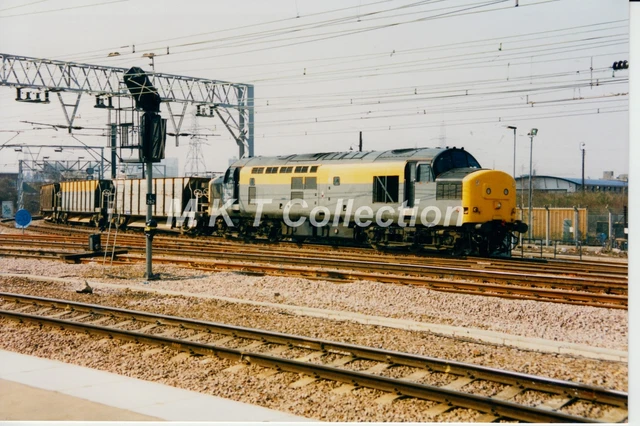 RAIL PHOTO CLASS 37 37370 @ Stratford 6/4/96 down Ballast to Ilford car ...