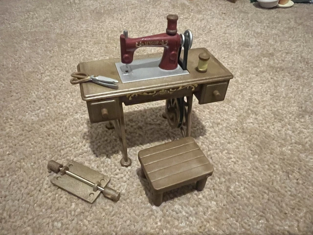VINTAGE SYLVANIAN FAMILIES Singer Sewing Machine & Stool Read £25.00 ...