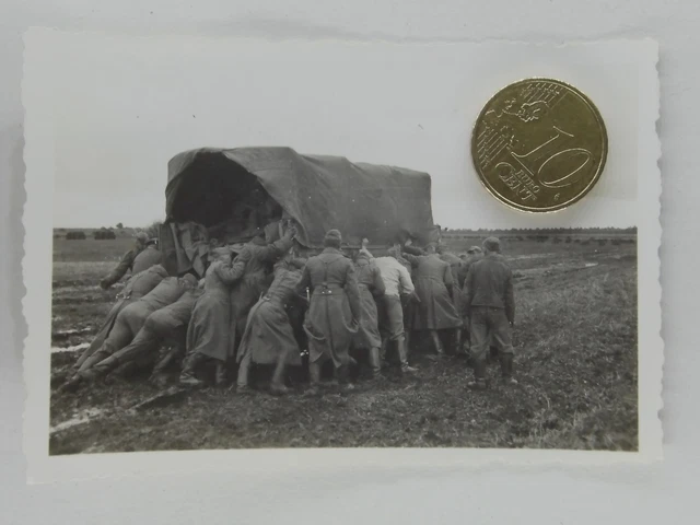 FOTO RUSSLAND FAHRZEUG LKW wird aus Schlamm gezogen 1941 EUR 3,54 ...