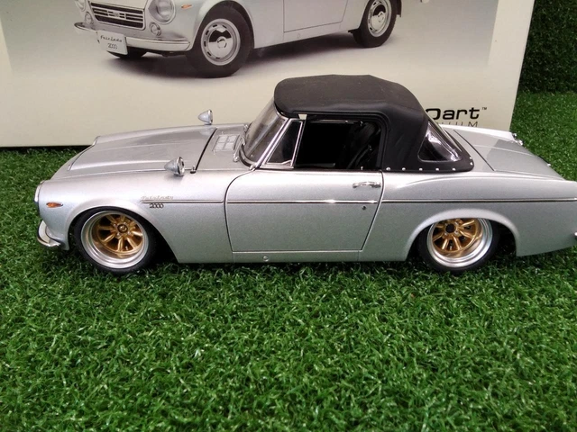 AUTOART MILLENNIUM 1/18 Echelle Datsun Fairlady 2000 (Argent) Modèle Avec Boîte EUR 524,32 ...