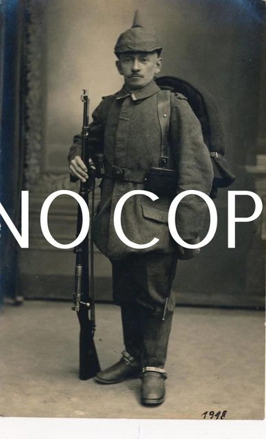 FOTO STUDIO WK1 Soldat in Marschuniform Gewehr Seitengewehr Pickelhaube ...