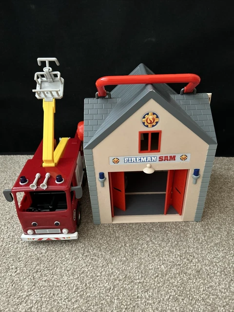 FIREMAN SAM PONTYPANDY Fire station Playset Complete With Fire Engine £ ...