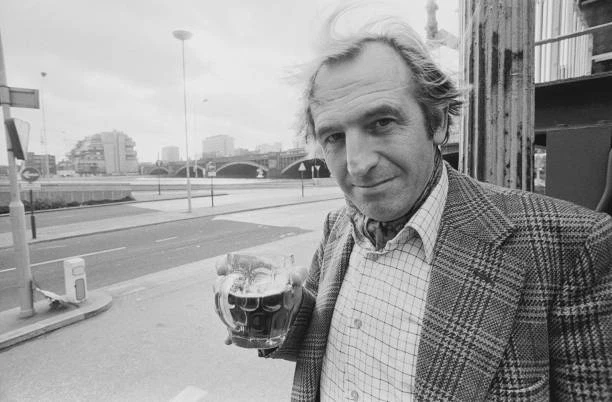 ENGLISH ACTOR LEONARD Rossiter Drinking A Pint Of Beer 1977 OLD PHOTO £ ...