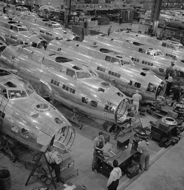 WW2 PHOTO WWII Boeing B-17 Flying Fortress Assembly Seattle World War ...