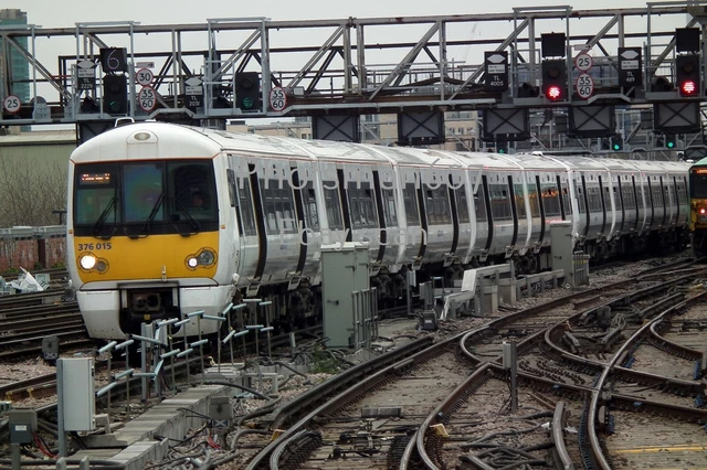 CLASS 376 376015, 5 car EMU, in South Eastern White & Yellow at London ...