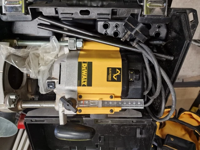 DEWALT NEXT-GEN 2300W 12mm 1/2in Plunge Router (DWE625KT-GB) £100.00 ...
